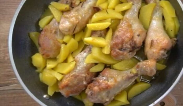 Pollo con patate in padella: un secondo ricco e succulento. La ricetta