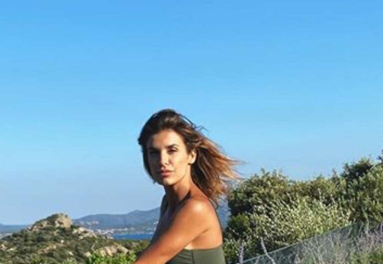 Elisabetta Canalis, bagno a mare ma il costume copre poco - Foto