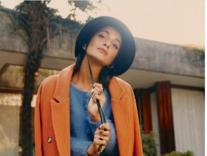 Levante, gambe accavallate al pianoforte. "Il posto dentro di me" - FOTO