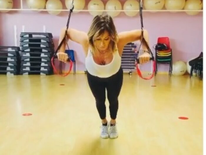 Sabrina Salerno si esercita: le TRX le spalancano le gambe - VIDEO