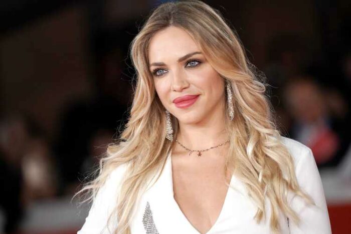 Carolina Rey si prepara prima di andare in onda: sempre più bella! - FOTO