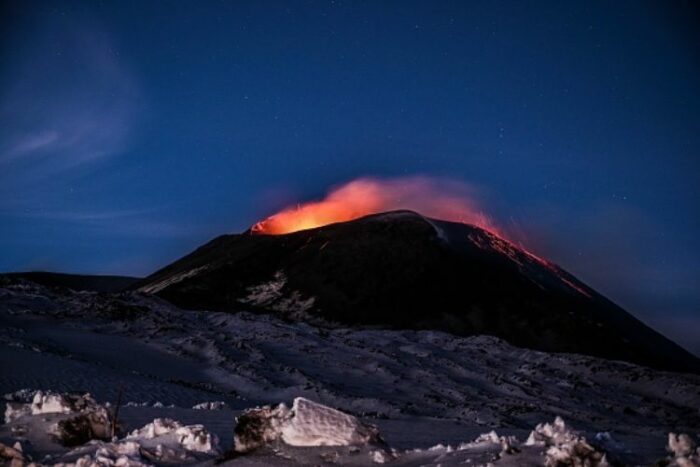 Eruzione dell'Etna: le immagini dalla Sicilia sono uno spettacolo