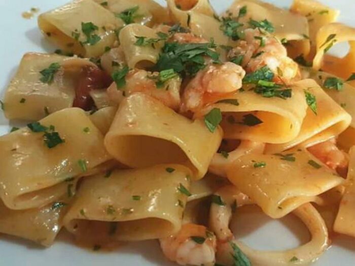 Primo piatto per la Vigilia: ricetta paccheri con calamari e gamberi