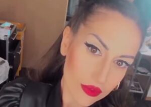 Jessica Morlacchi canta in reggiseno: indossa solo il cappello - VIDEO