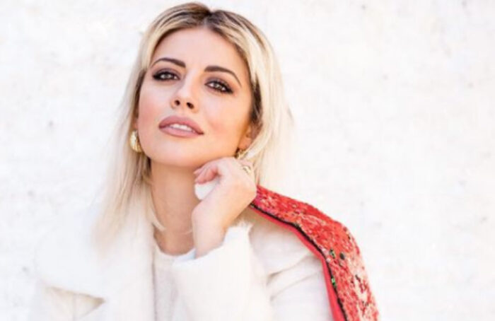 Lidia Schillaci siede sul pianoforte: gonna e stivali, bellissima - FOTO