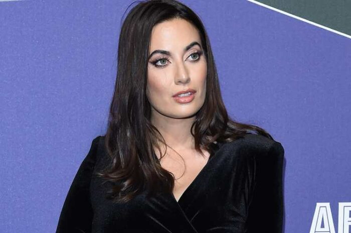 Giulia Valentina sbottona il reggiseno e le fan ci "bruciano" il titolo ...