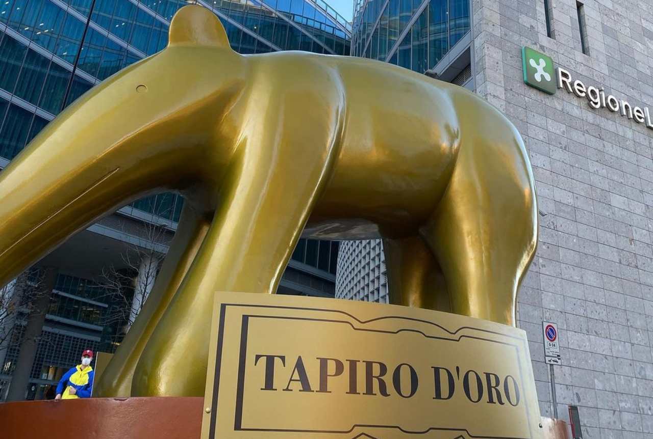 Striscia la Notizia, Staffelli da Rocco Casalino: arriva il Tapiro d'Oro