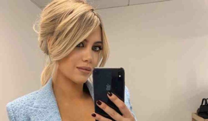 Wanda Nara, outfit sportivo in auto: "Una chiave per essere felice" - FOTO