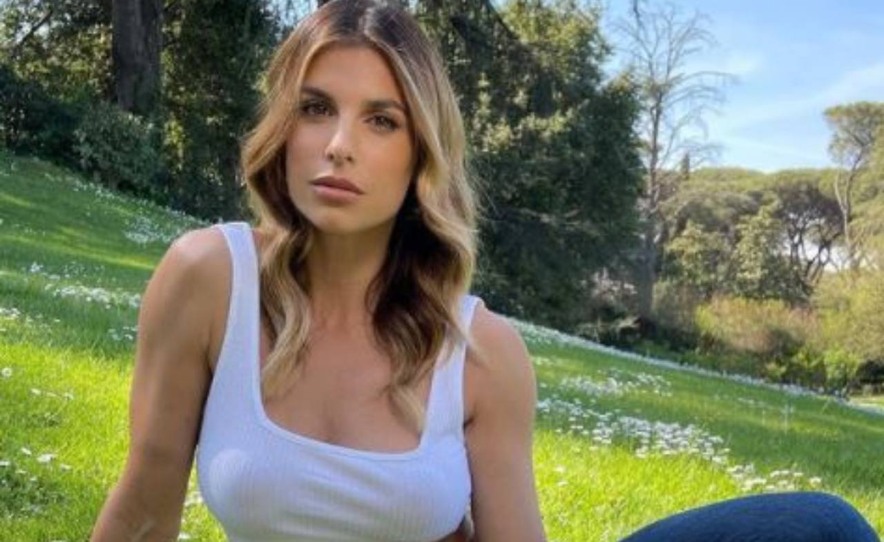 Elisabetta Canalis in piscina si lascia andare alle coccole: dolcissima
