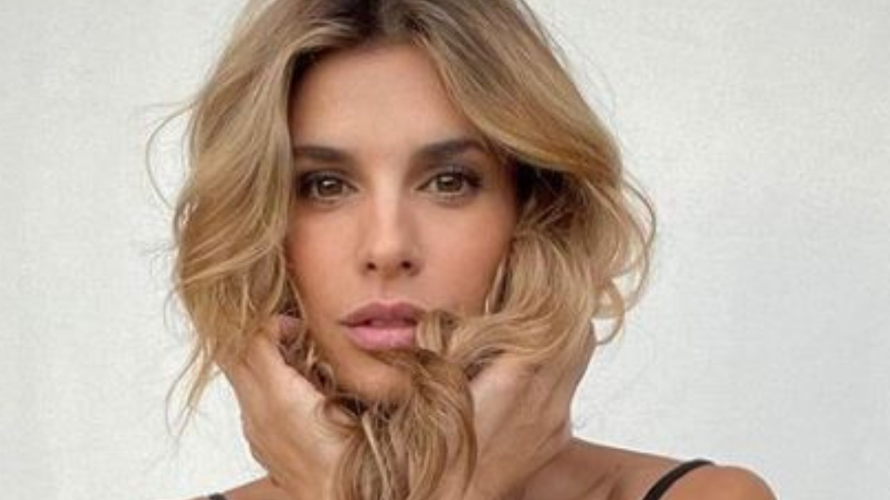 Elisabetta Canalis con lei: décolleté in evidenza. Magnifica FOTO