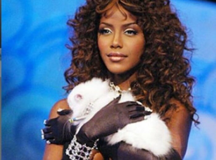 Ainett Stephens sfila e stende tutti. Curve da infarto - VIDEO