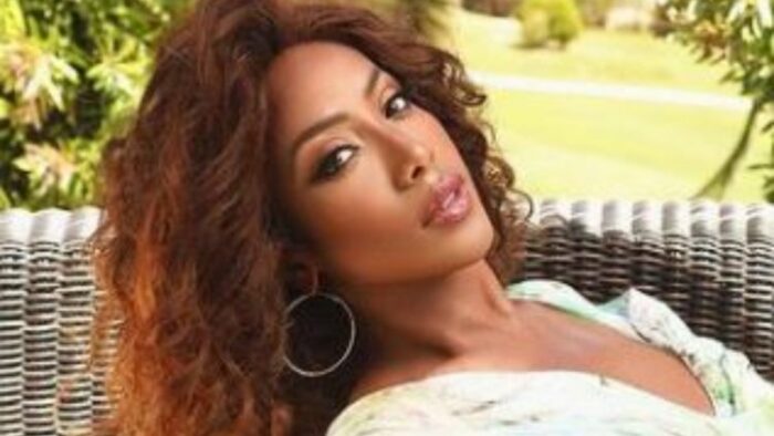 Ainett Stephens parla dell'estate: vestito corto e curve in bella vista!