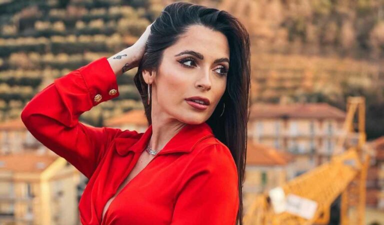 Alessia Macari, balla in spiaggia: il costume è mini e le curve esplodono