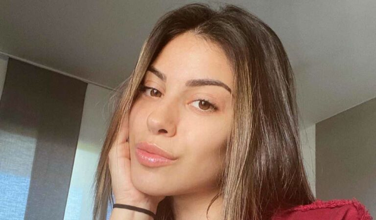 Irene Capuano esplosiva in canotta: acqua e sapone è fantastica