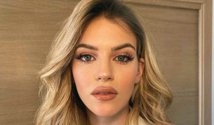 Sara Croce indossa il body ma non copre una parte: da dietro si vede tutto