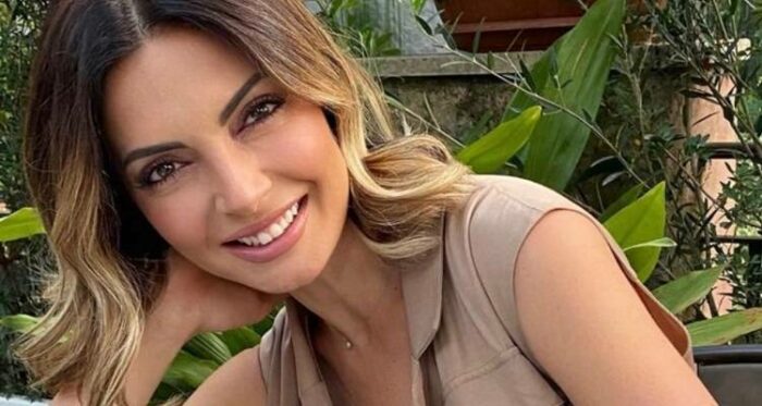 Alessia Mancini, gamba su e schizza: sole in volto, radiosa!