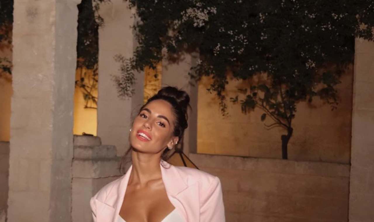 Giulia De Lellis, giacca aperta e reggiseno: i fan notano il dettaglio ... Giulia De Lellis, giacca aperta e reggiseno: i fan notano il dettaglio ...