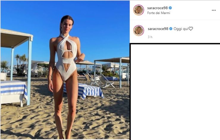 Sara Croce, il costume bianco ha troppe aperture: che spettacolo Sara Croce, il costume bianco ha troppe aperture: che spettacolo