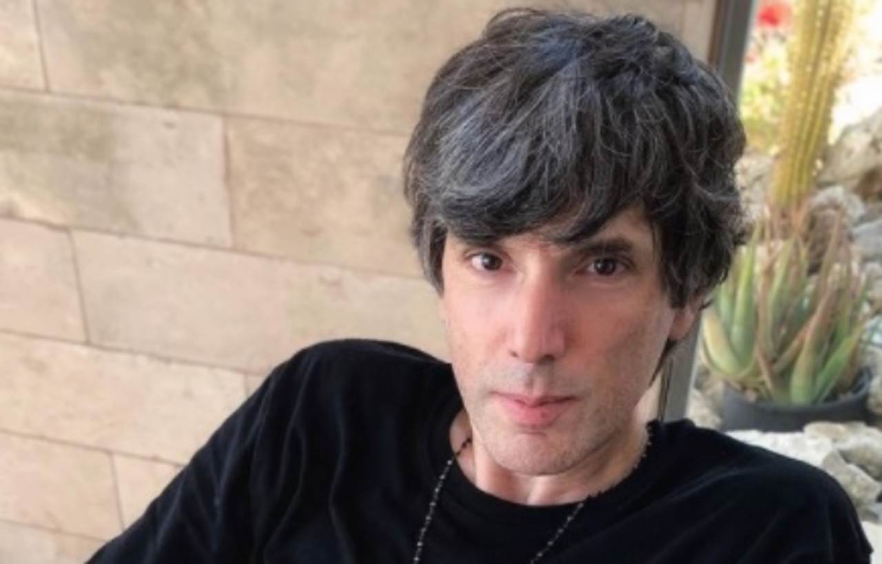 Bugo, il concerto finisce nel nervosismo e lancia il microfono: "Non ce ...