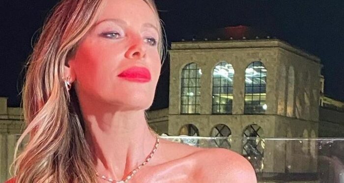 Alessia Marcuzzi, selfie a letto: gambe incrociate e outfit striminzito