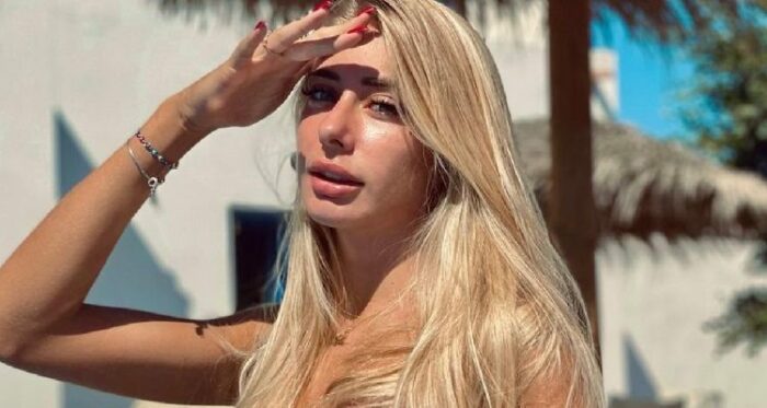 Gaia Sabbatini unisce l'eleganza alla sensualità: tutto molto corto