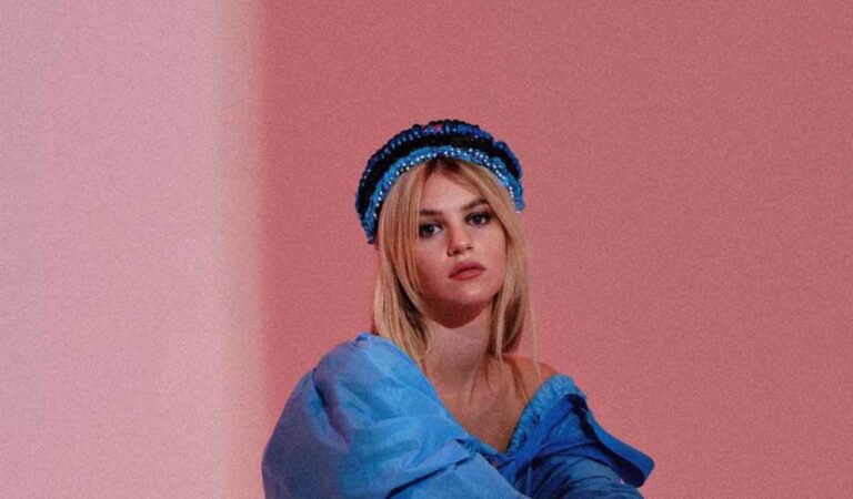 Sara Croce si mette in posa: il suo outfit conquista tutti