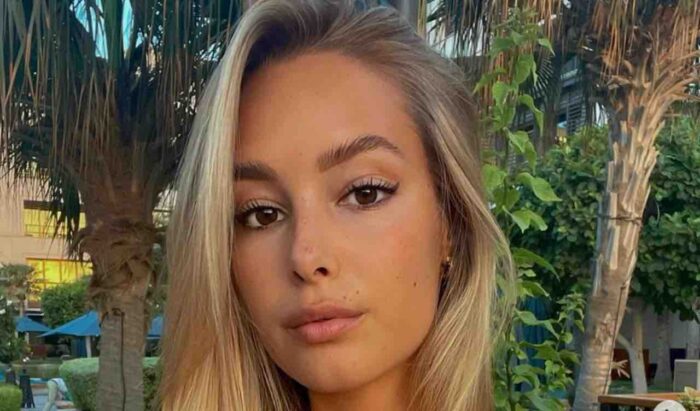 Viky Varga torna a posare in costume: l'occhio cade per forza lì