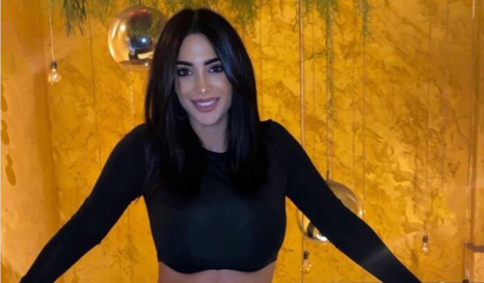 Alessia Messina doma la tigre: spacco e top super sensuale
