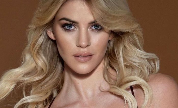 Sara Croce in bianco e nero lascia senza fiato: l'occhio dei fan cade lì