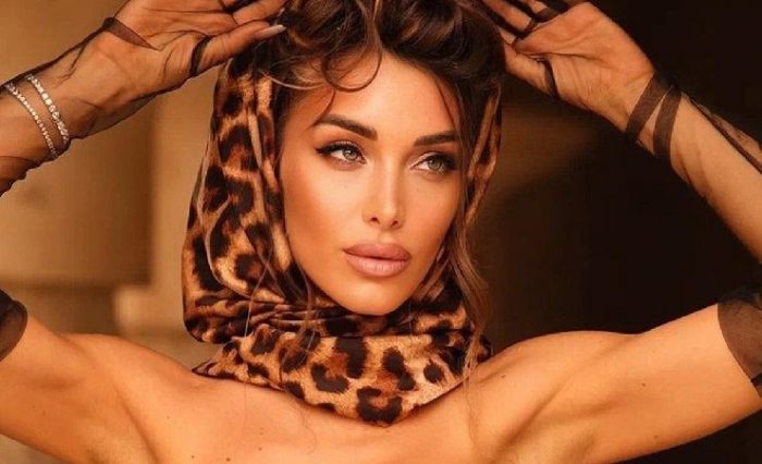 Elisa De Panicis lascia senza fiato: sensualità e curve da infarto