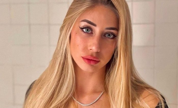 Gaia Sabbatini splendida in verde: maglia cortissima e fisico mozzafiato