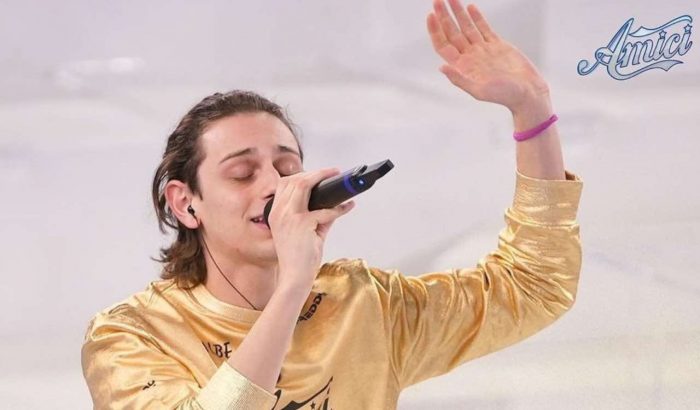 Albe di Amici, critiche social per il nuovo album: somiglianza spaventosa