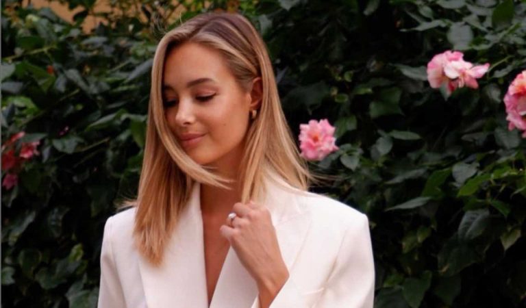 Viky Varga apre la giacca e fa sognare: scollatura che esce allo scoperto