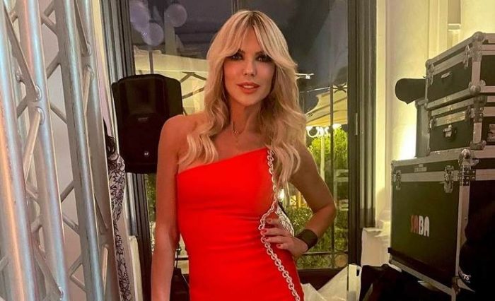 Matilde Brandi da urlo in spiaggia: qualcosa esce fuori