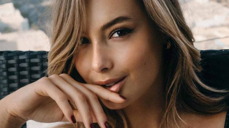 Viky Varga, il costume è sgambatissimo: mostra troppo a 360°