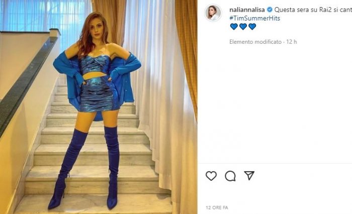 Annalisa, top e gonna mini: in posa sulle scale sfoggia un corpo pazzesco