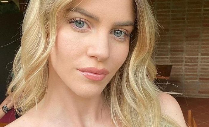 Sara Croce infiamma Sorrento: la posa in bikini toglie il fiato