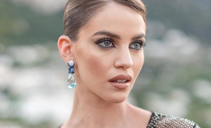 Sara Croce stupenda ad Anacapri: l'abito corto e scollato esalta le forme
