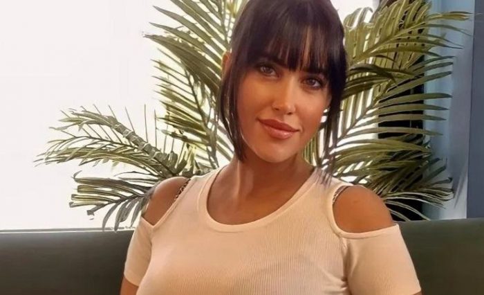 Claudia Ruggeri in posa sulle scale: abito mini e scollatura ipnotica