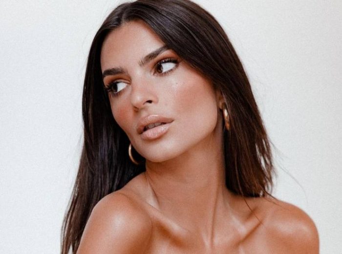 Emily Ratajkowski esagera: senza veli in vasca, mostra tutto