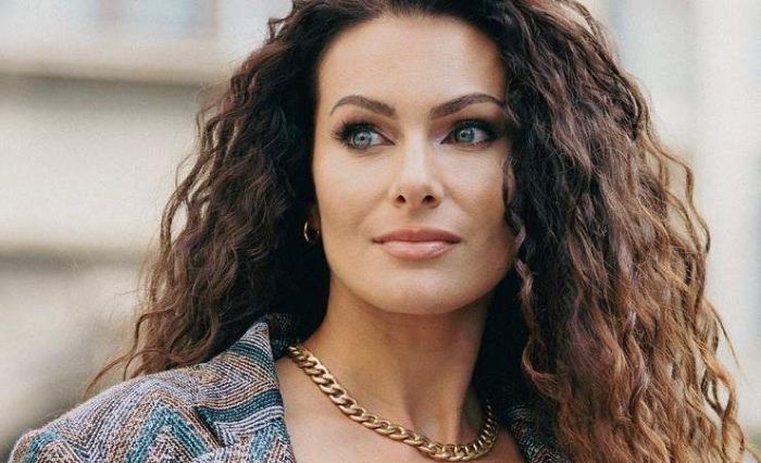 Paola Turani, eleganza e sensualità da urlo: il profondo spacco arriva ...