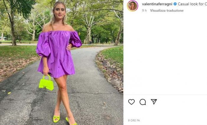 Valentina Ferragni, mano sul fianco e abito cortissimo: che gambe!