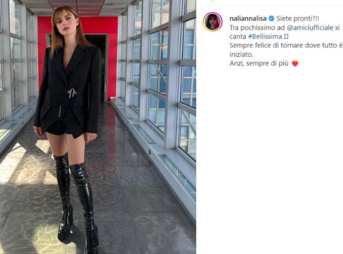 Annalisa, il vestito copre pochissimo: gambe da urlo