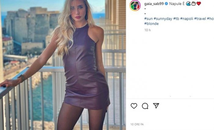 Gaia Sabbatini in posa incanta Napoli: il panorama è stupendo