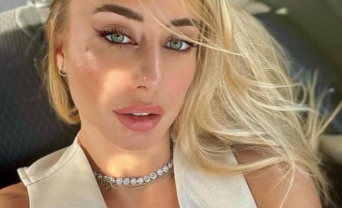 Gaia Sabbatini in posa incanta Napoli: il panorama è stupendo