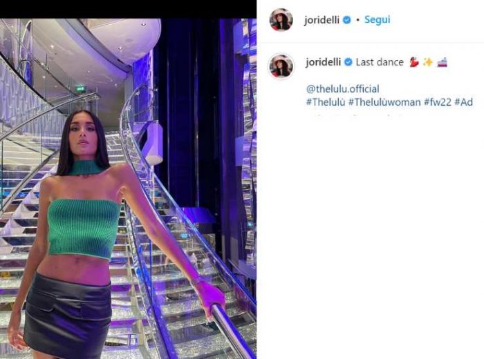 Jori Delli, top e gonna sono mini: sensualità da urlo