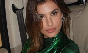 Elisabetta Canalis, scollatura da urlo e spacco vertiginoso: la posa incanta
