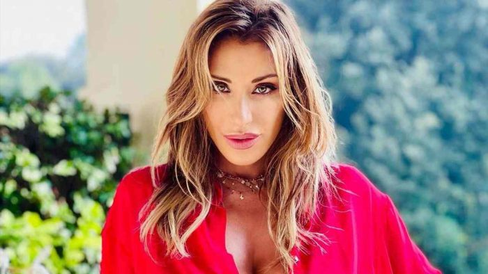 Sabrina Salerno, gilet di pelle e top scollato: 'davanzale' mozzafiato