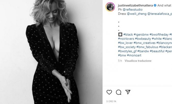 Justine Mattera in bianco e nero incanta: la scollatura è profondissima